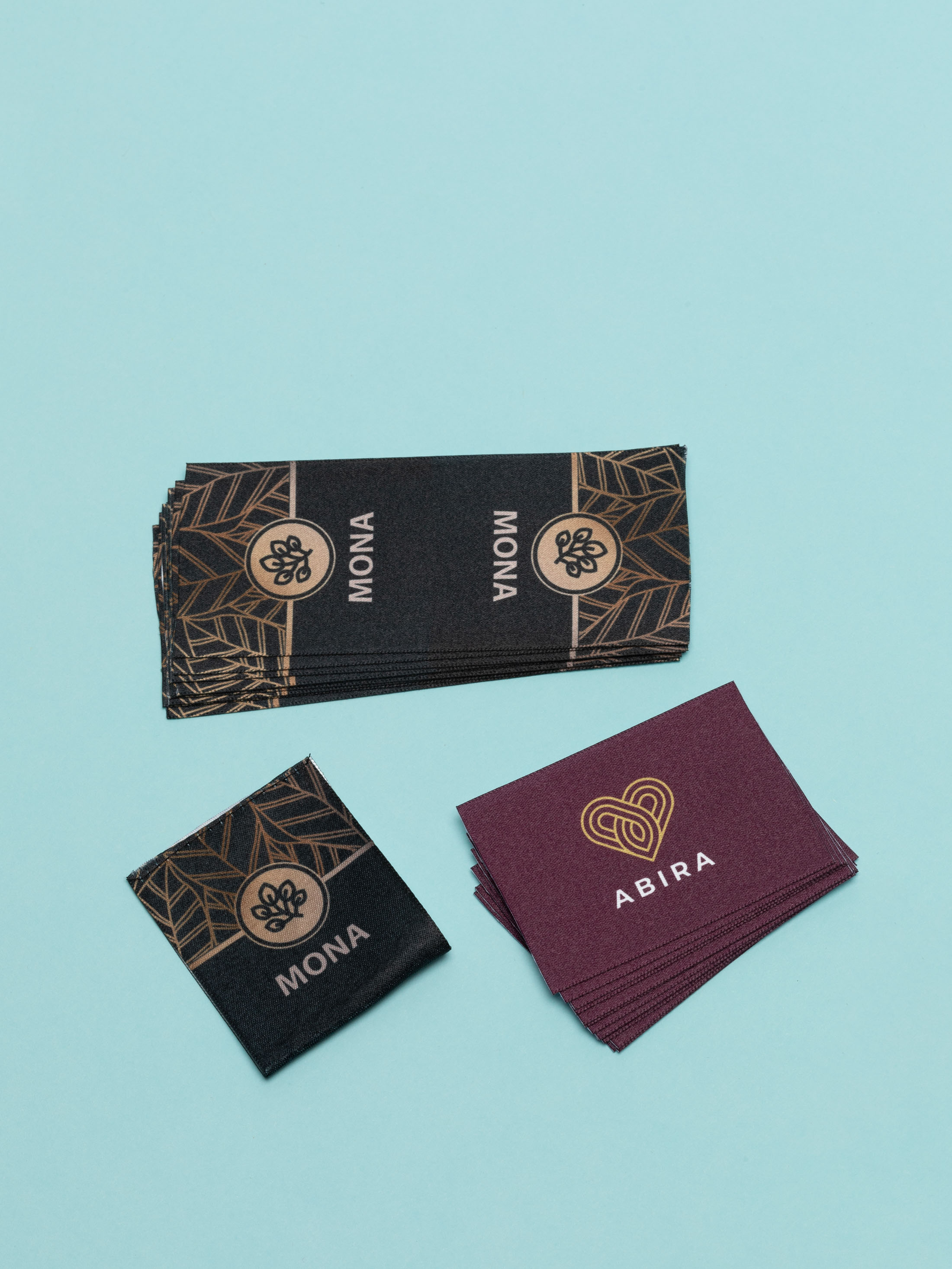 Étiquettes logo en tissu personnalisées. Étiquetage en tissu